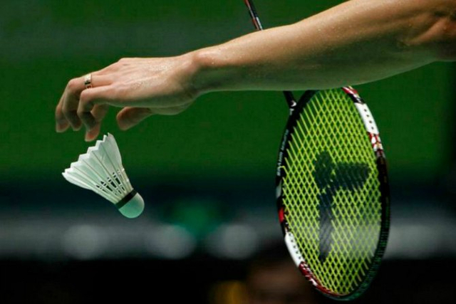 Cara Melakukan Servis Backhand dalam Bulu Tangkis | kumparan.com