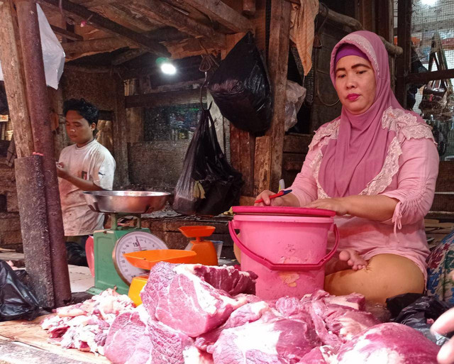 Lapak Pedagang Daging Sapi di Palembang Ditempeli Stiker Sehat ...