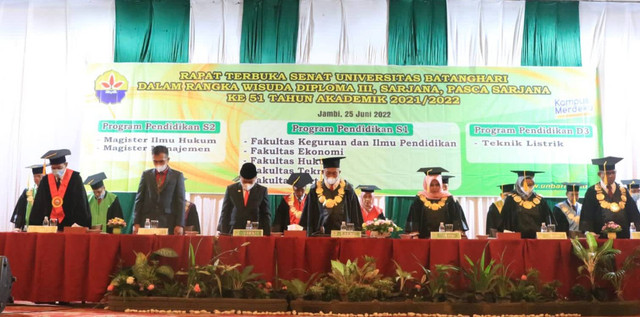 Universitas Batanghari, Jambi, Wisuda Sebanyak 570 Mahasiswa | kumparan.com