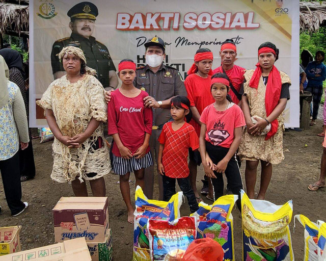 2 Kejari di Malut Bagikan Sembako ke Masyarakat, Suku Tobelo Dalam ...