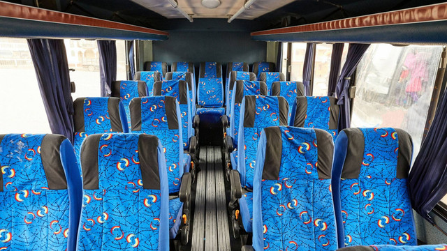 Alasan Suram di Balik Kursi Bus Pakai Kain Warna-warni dan Bermotif ...