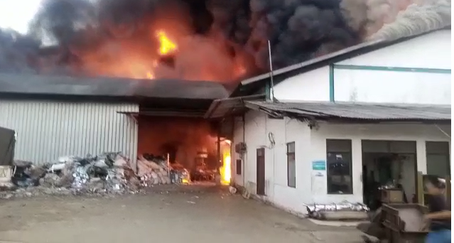 Foto: Kobaran Api Hanguskan Pabrik di Gunung Putri Bogor | kumparan.com