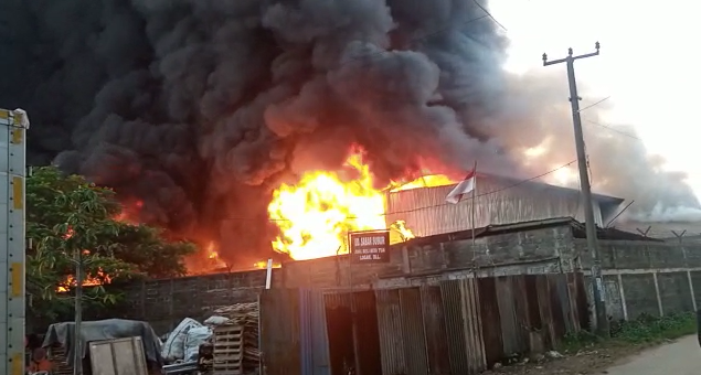 Foto: Kobaran Api Hanguskan Pabrik di Gunung Putri Bogor | kumparan.com