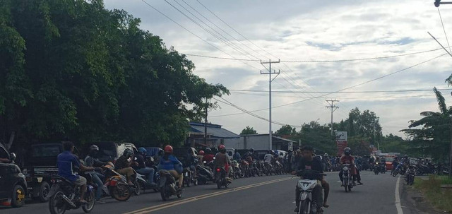 Genap Seminggu Harga BBM di Lembata Naik Tajam, per Botol Rp 50 Ribu ...