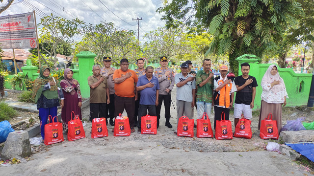 Dampak Kenaikan BBM, Polisi di Kobar Bagikan Bantuan Sembako ke ...