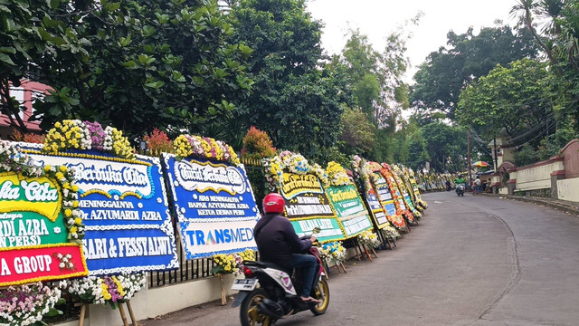 Ratusan Karangan Bunga Berjejer Sepanjang Jalan Rumah Duka Prof ...