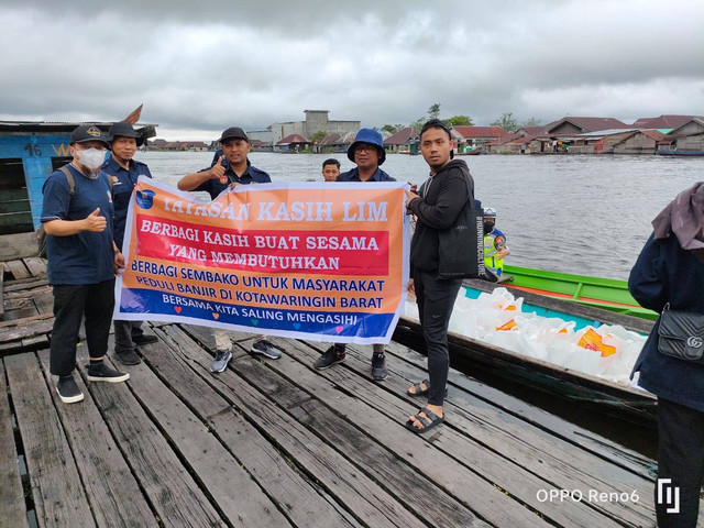 Yayasan Kasih LIM Bagikan Sembako untuk Korban Banjir di Pangkalan Bun ...