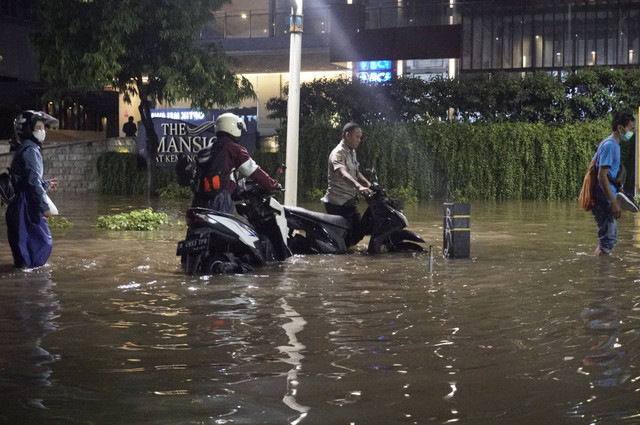 Update Banjir DKI: 8 Ruas Jalan Telah Surut dan 90 RT Masih Terendam | kumparan.com