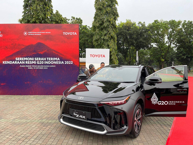 Temani Lexus UX300e, 41 Unit Mobil Listrik Toyota bZ4X Kawal KTT G20 | kumparan.com