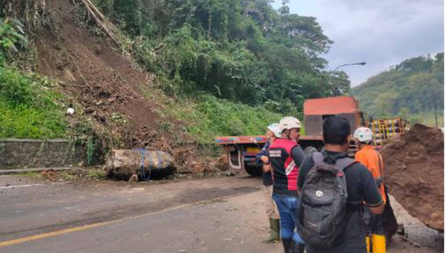 7 Orang Terluka Akibat Longsor di Cadas Pangeran, Sumedang | kumparan.com