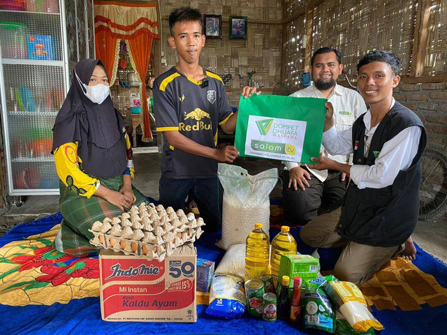Program Ketuk Pintu Dompet Dhuafa Waspada Sasar Buruh Ikat Sapu Lidi ...