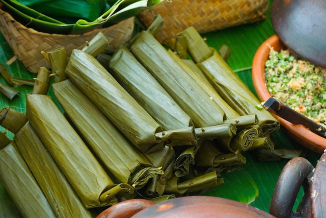 Cara Membuat Lontong Isi Oncom | kumparan.com