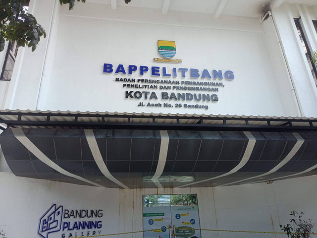 Puslabfor Polri Olah TKP Gedung Bappelitbang Balai Kota Bandung yang ...