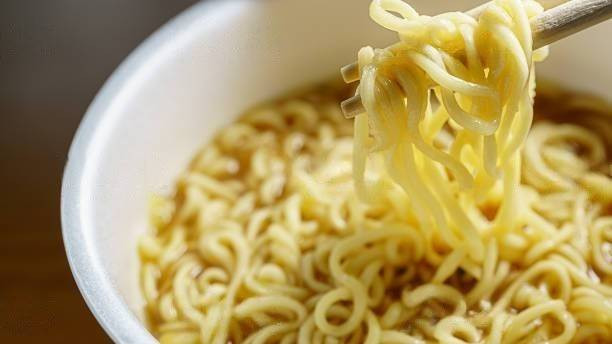 Mengonsumsi Mi Instan, Apakah Berbahaya Bagi Tubuh? | kumparan.com