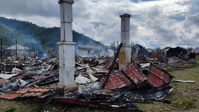 Foto: Sisa-sisa Pembakaran Kantor Dukcapil Pegunungan Bintang ...