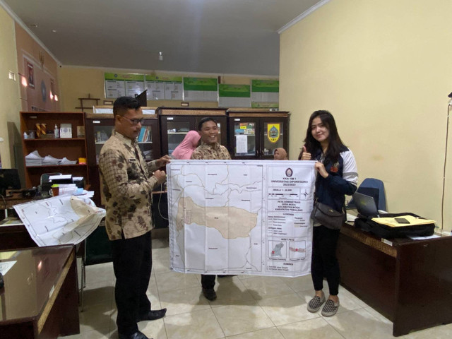 Mahasiswa KKN Undip Membantu Perangkat Desa dalam pembuatan Peta Administrasi | kumparan.com