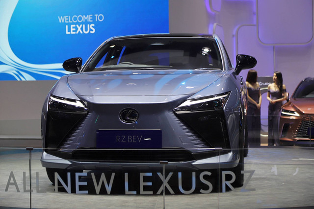 Foto: Lexus RZ, Kembaran Toyota bZ4X yang Pakai Atap Kaca | kumparan.com