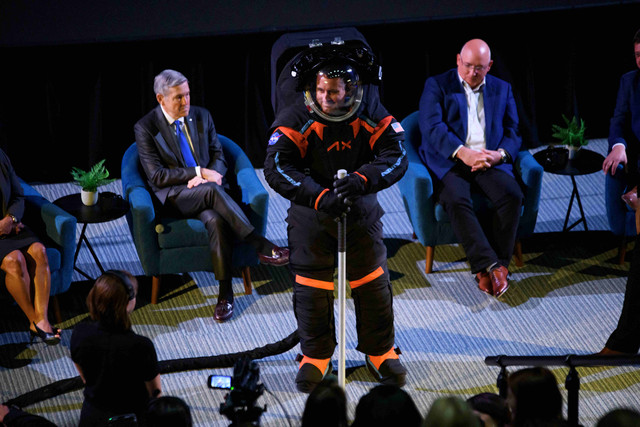 Calon Baju Baru Astronaut NASA buat Misi ke Bulan, Begini Penampakannya ...