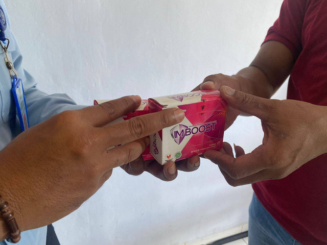 Peduli Kesehatan Warga Binaan, Lapas Terbuka Lombok Tengah Bagikan Vitamin | kumparan.com