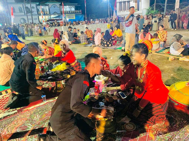 Tradisi Kande-Kandea Tolandona : Ajang Silaturahmi hingga Cari Jodoh ...