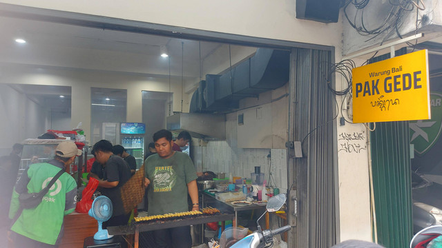 Nasi Campur Bali Halal di Dekat Stasiun MRT Haji Nawi, Wajib Kamu Coba! | kumparan.com