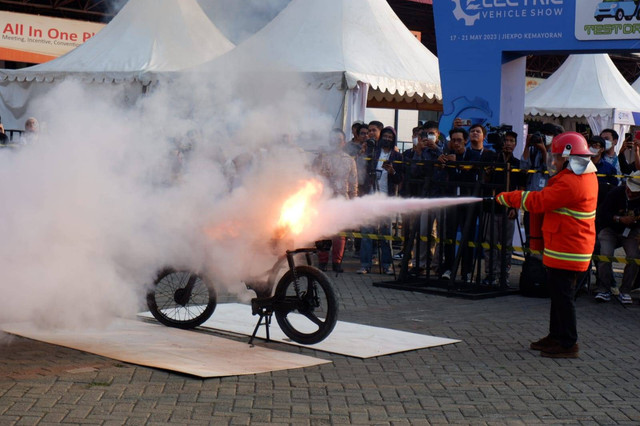 APAR Tak Mampu Padamkan Api Baterai Lithium Motor Listrik yang Terbakar ...