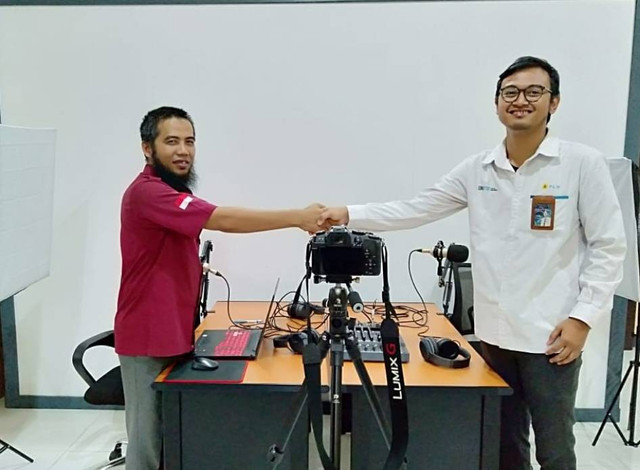 PLN Kalbar Salurkan Bantuan Perangkat Podcast untuk Dukung Kreativitas ...