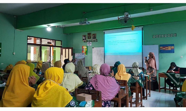 Dosen Keperawatan UMY Ajarkan Senam Peregangan Lansia pada Kader ...