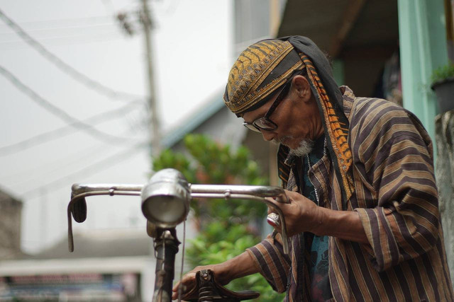 8 Pantun Jawa Lucu yang Bisa Bikin Tertawa Ngakak | kumparan.com