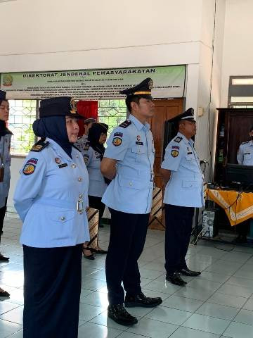 Karutan Sematkan Tanda Kenaikan Pangkat Kepada 3 Pegawai Rutan Kelas ...