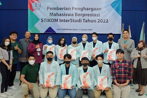 Prestasi Mahasiswa/i STIKOM InterStudi di Bidang Akademik hingga Non-Akademik | kumparan.com