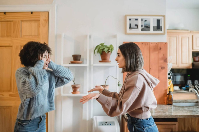 Arti Lempar Batu Sembunyi Tangan dan Peribahasa Lain dengan Tema Serupa ...