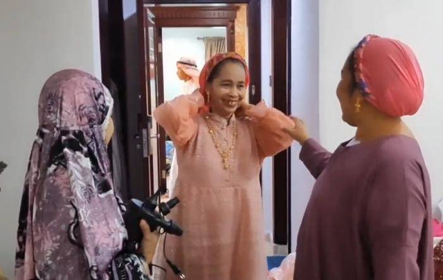 Melihat 'Wisuda' Jemaah Haji Sidrap: Pakai Baju Khas Bugis Bertabur ...
