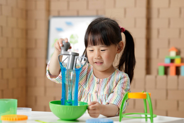 Manfaat Main Slime untuk Perkembangan Anak | kumparan.com