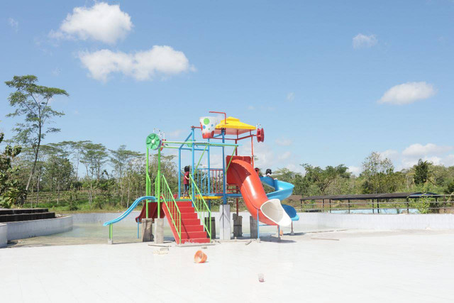 MMD UB Kelompok 303 Bantu Persiapan Re-Launching Damar Water Park, Kab ...