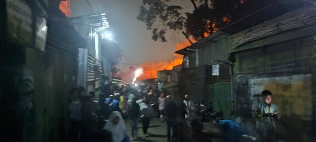 Pasar Sadang Serang di Bandung Terbakar, Warga Menyemut Ambil Foto ...