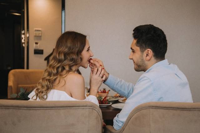 Memahami Arti CB dalam Pacaran yang Viral di Sosial Media | kumparan.com