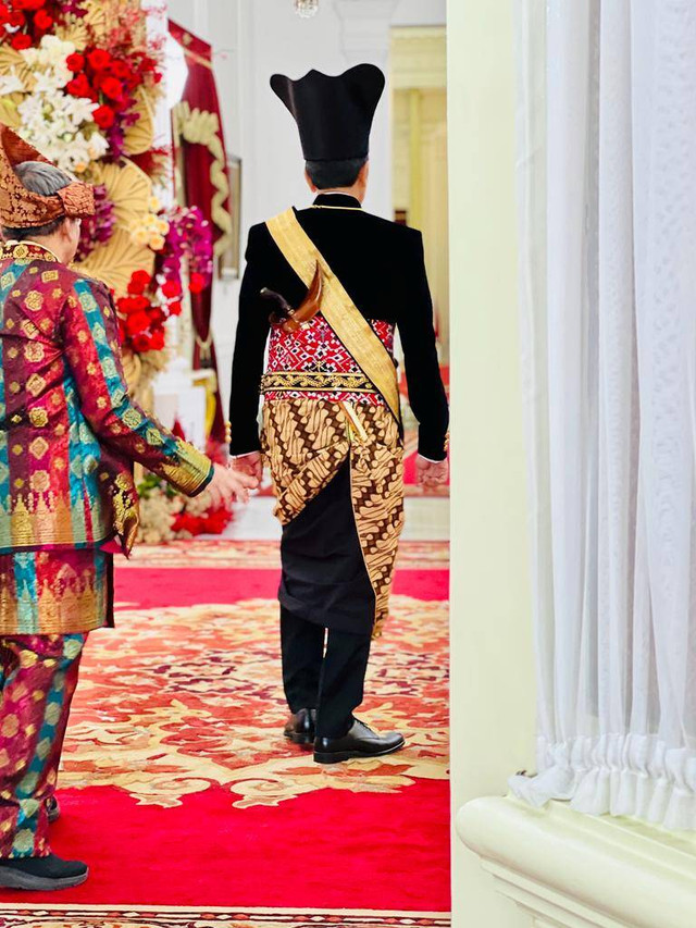 Jokowi Pakai Baju Raja Solo dengan 2 Keris, Apa Maknanya? | kumparan.com