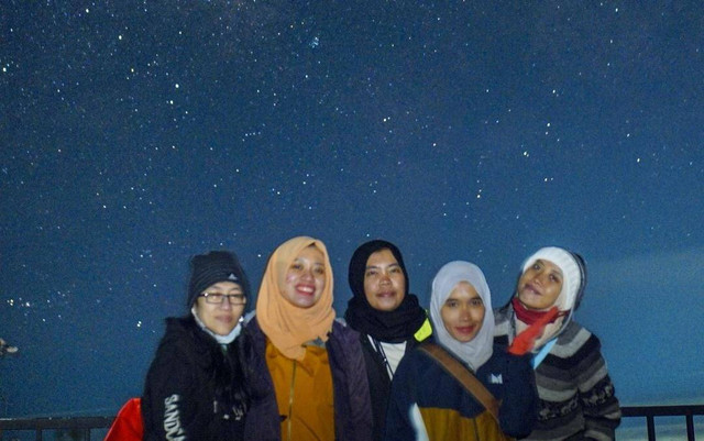 Menikmati Keindahan Puncak Hujan Meteor Perseid dan Milky Way di Bromo | kumparan.com
