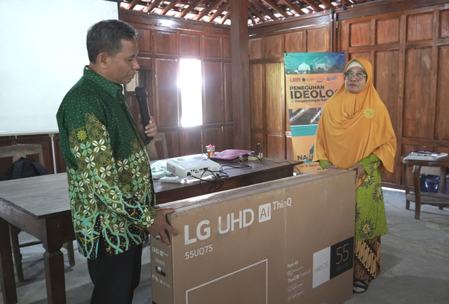 LPM UMY Berikan Hibah Barang Berupa TV LED kepada PRA Taman Tirto Utara | kumparan.com