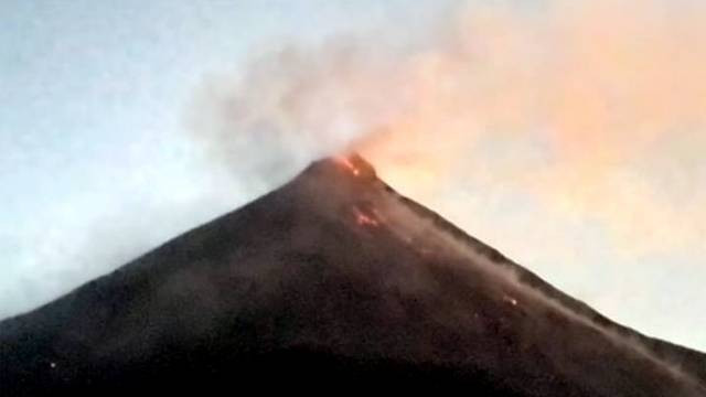 Erupsi Efusif Masih Terjadi di Gunung Karangetang, Tapi Gempa Guguran ...