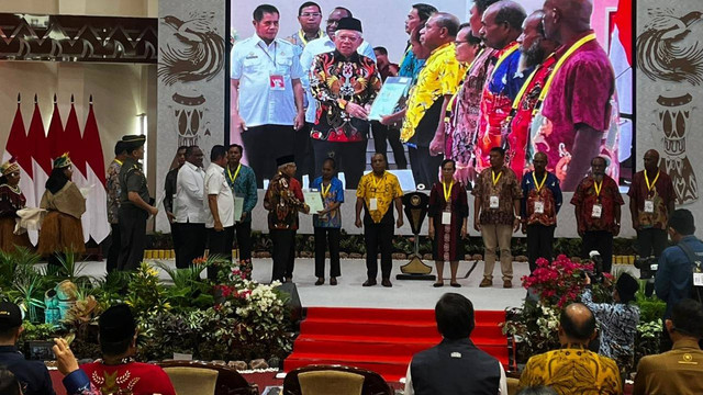 Wapres Ma’ruf Amin Serahkan 102 Sertifikat Tanah untuk Masyarakat Papua ...