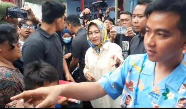 Ditemani Airin, Gibran dan Istri Bagi-bagi Susu Saat Kampanye di ...
