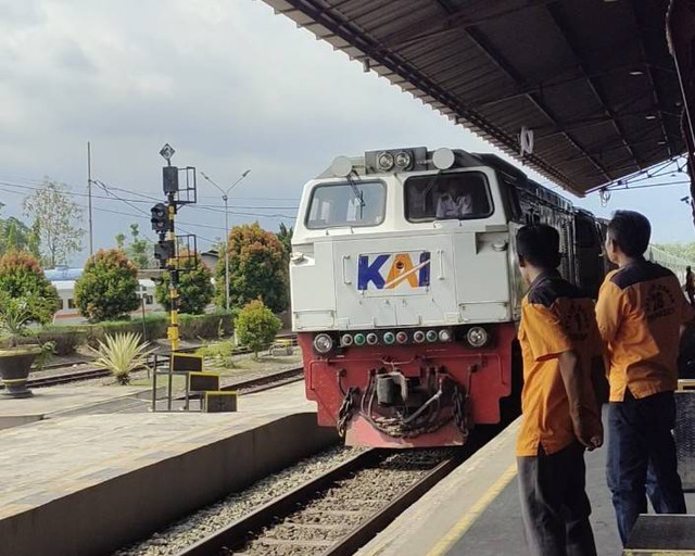 11 Kereta Api Berhenti Luar Biasa di Stasiun Lempuyangan Jogja ...