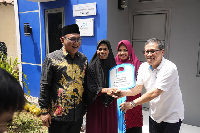 Menutup Tahun 2023, Krakatau Steel Serah Terimakan Rumah Layak Huni ke ...