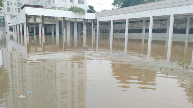 Tanggul Jebol Bikin Basement Apartemen di Tangerang Banjir, Mobil-Mobil ...