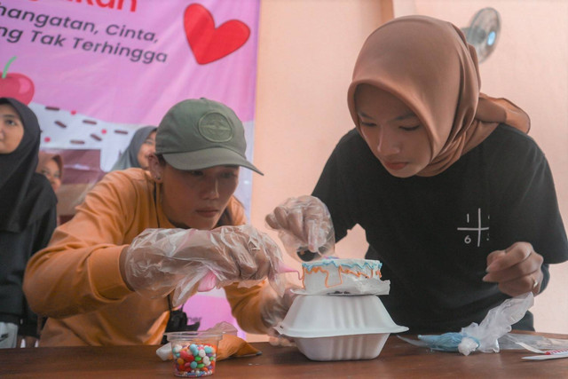 Mahasiswa UAD Berdayakan Ibu-Ibu PKK Gemblangan Lewat Lomba Menghias ...