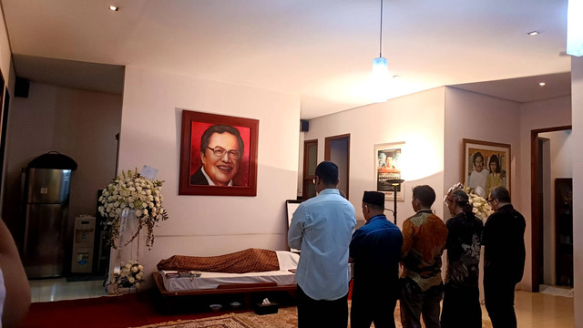 Suasana Rumah Duka Rizal Ramli, Kerabat Mulai Berdatangan | kumparan.com