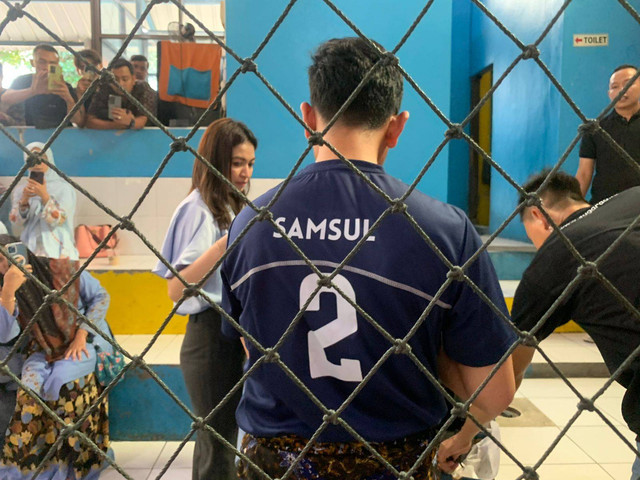 Gibran Fun Futsal di Cirebon: Pake Sarung dan Jersi 'Samsul' | kumparan.com