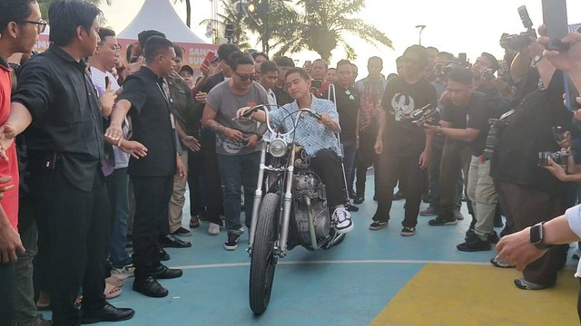 Gibran Jajal Motor Costum di 'Samsul Sunsetan' Bali | kumparan.com